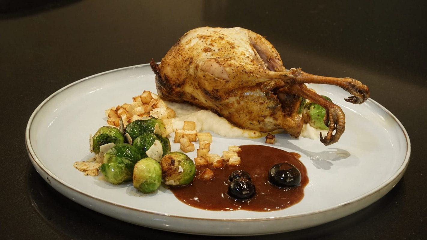 Gebakken patrijs met ras el hanout en saus met blauwe bessen (video ...