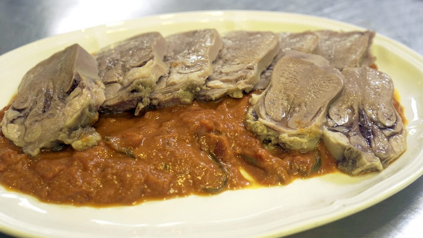 Kalfstong met tomatensaus (video) - Foodtube.nl